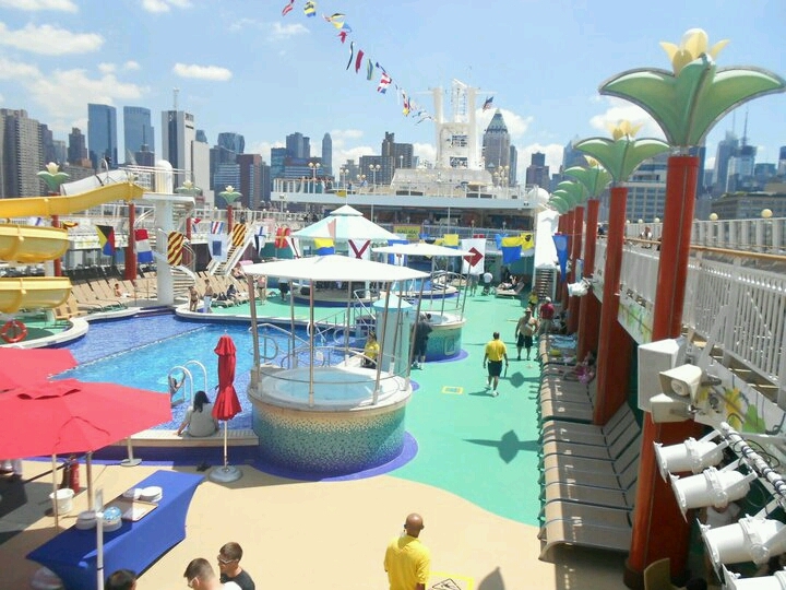 Norwegian Gem Features and Amenities